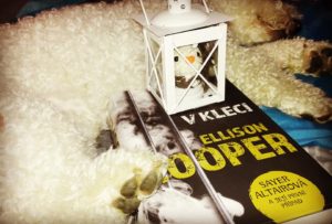 V kleci od Ellison Cooper | Recenze knih (Andrea Bátovská) | Kritiky.cz